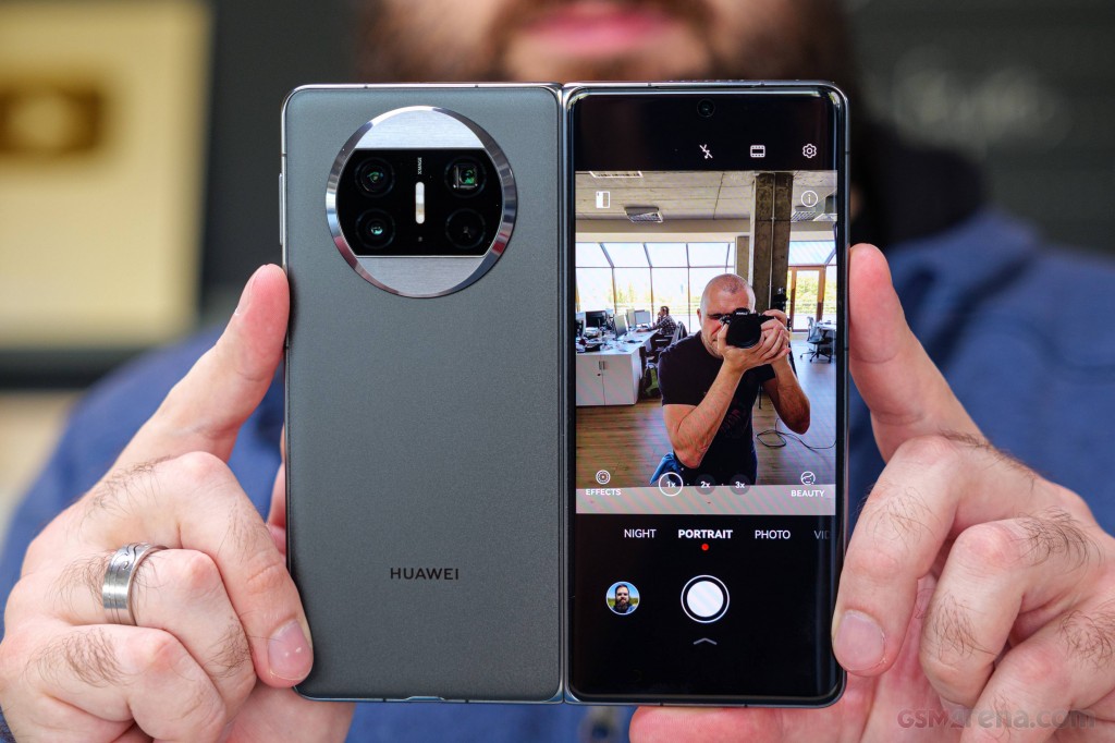 Huawei Mate X3 pictures, official photos